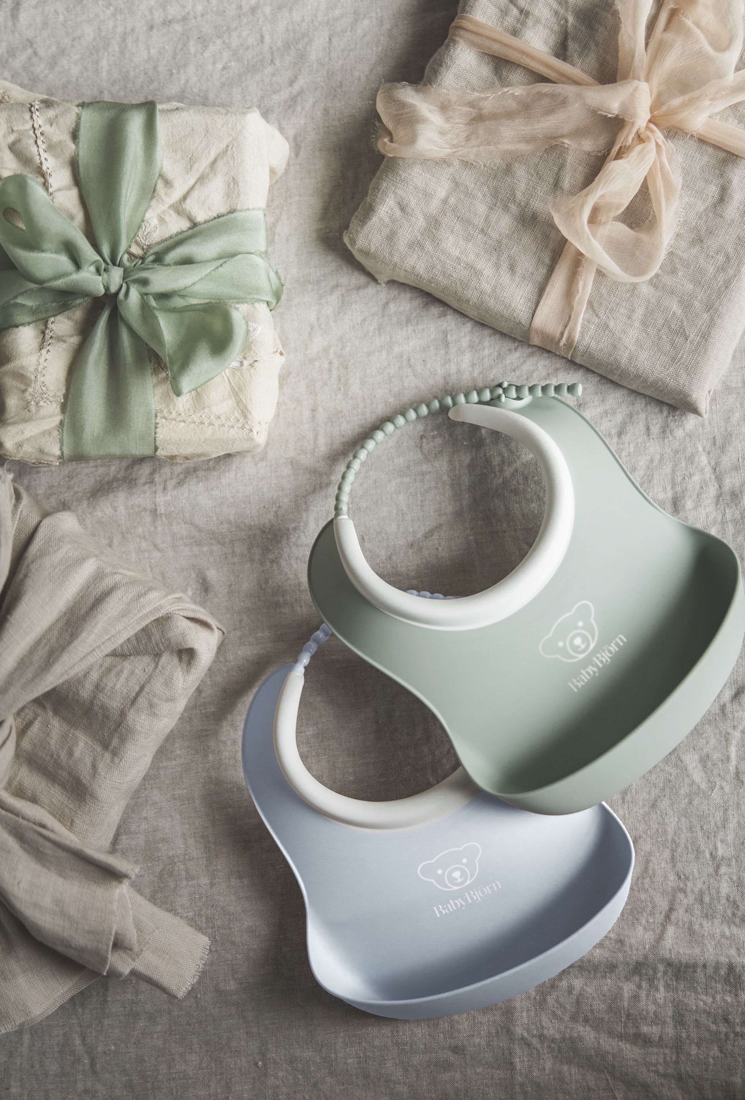 BabyBjörn Small Baby ruokalappu, 2 kpl, Powder Green / Powder Blue ...
