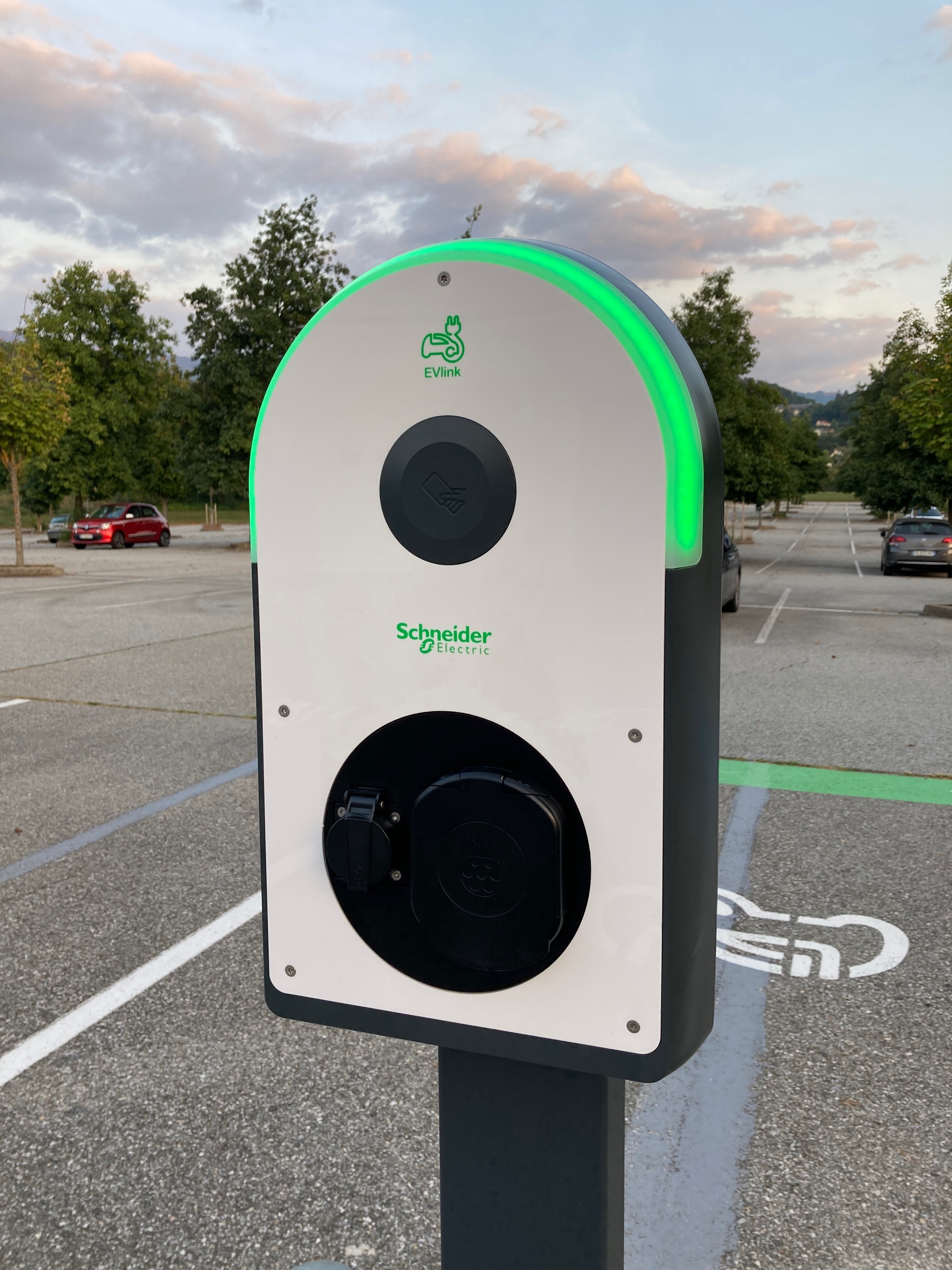 Schneider Electric EVlink Pro AC -sähköauton latausasema, 3x32 A, 22 kW ...