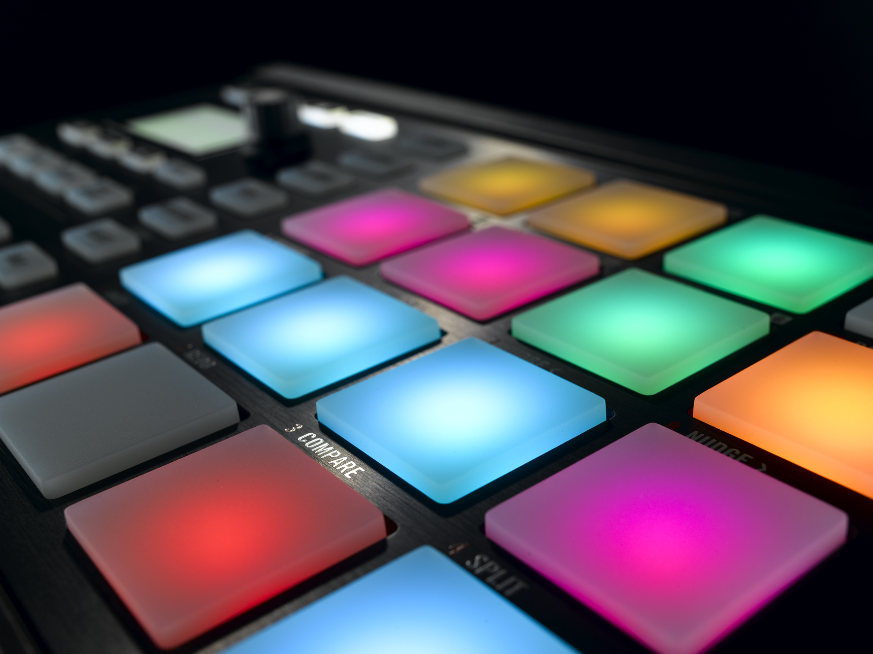 Native Instruments Maschine Mikro MK2 samplerityöasema, musta ...