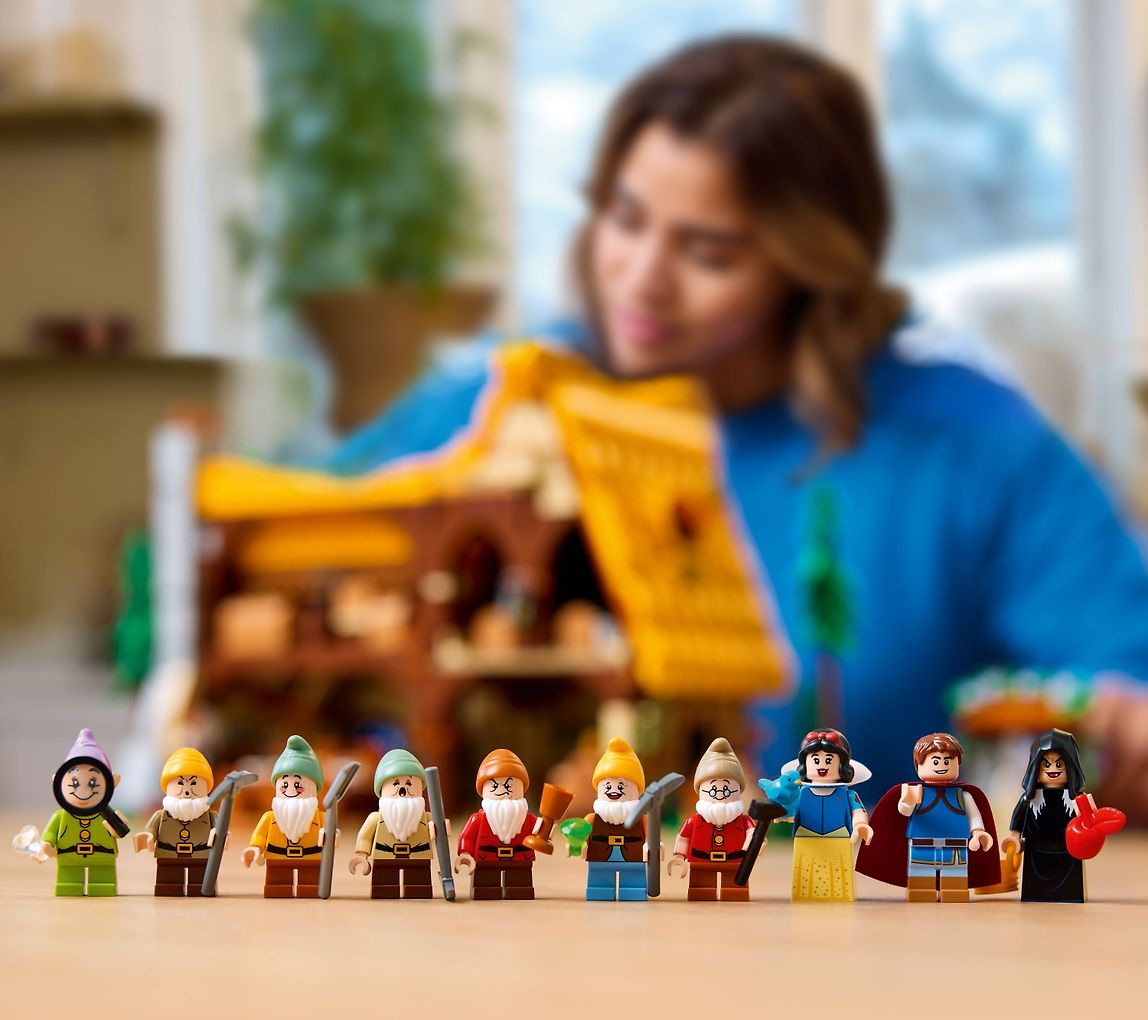 LEGO Disney Princess 43242 - Lumikin ja seitsemän kääpiön mökki ...