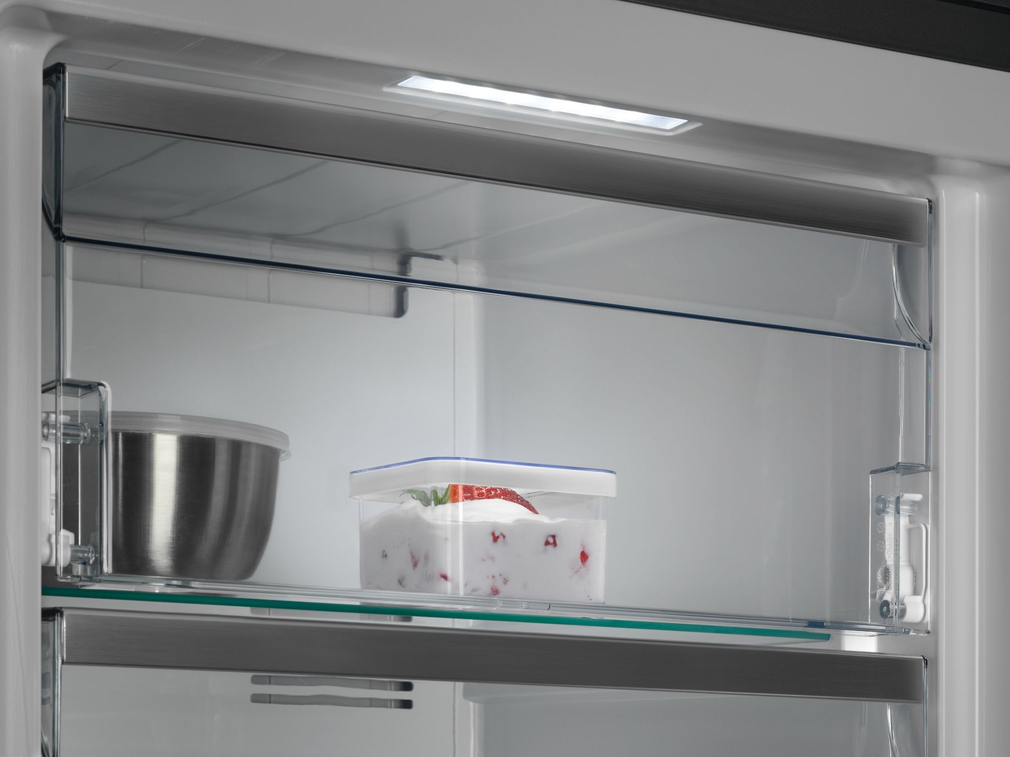 AEG RKB738E5MB 8000-sarjan -jääkaappi, musta teräs ja AEG AGB728E5NB ...